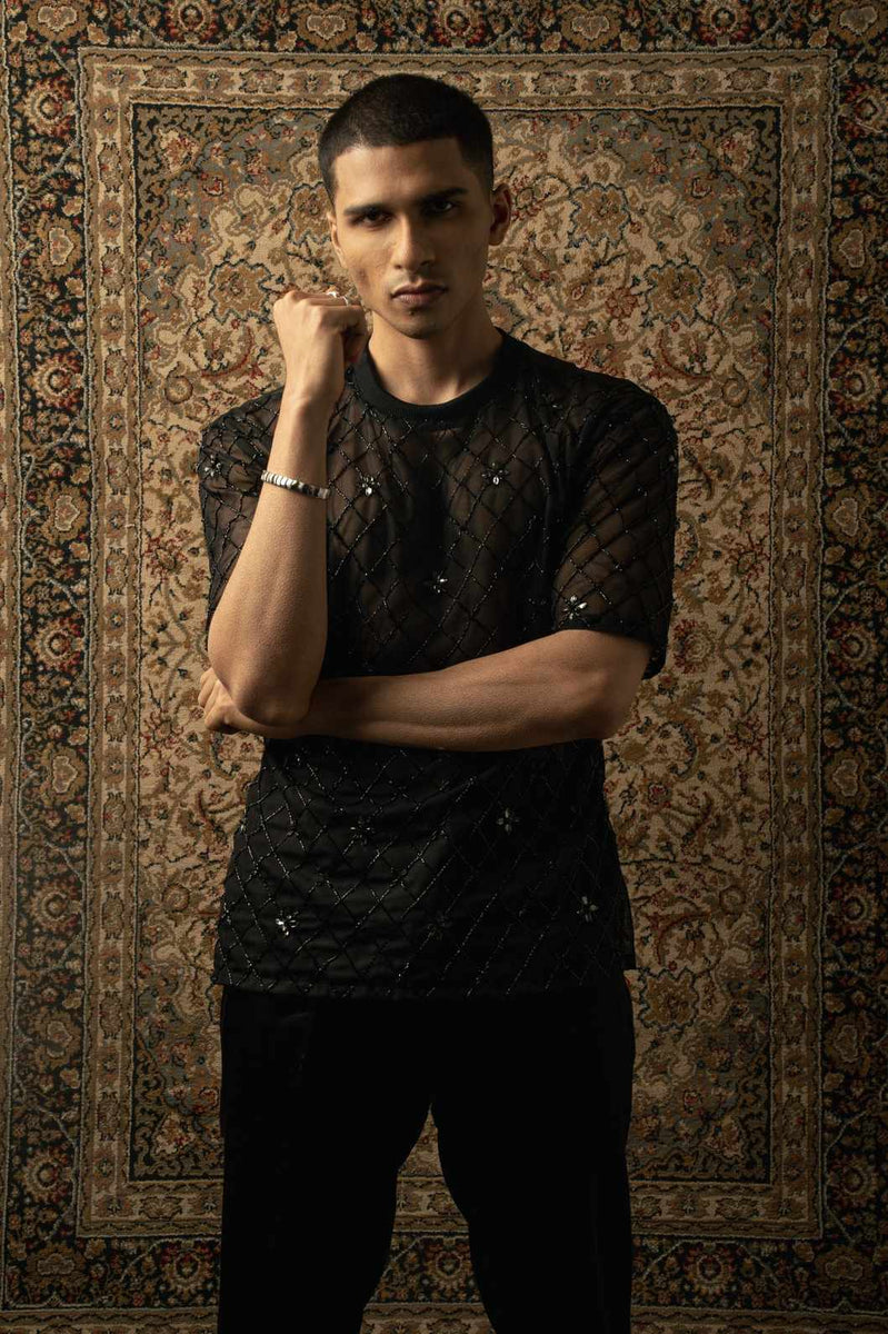 Black set exudes a classy appeal – Paaro